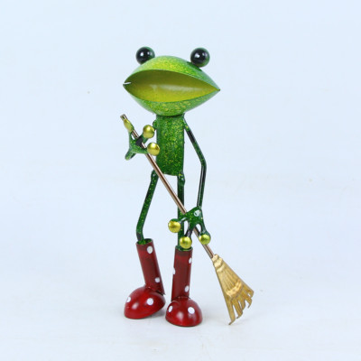 FABULOUS GREEN METAL GARDEN FROG WITH A RAKE SCULPTURE ORNAMENT FIGURE ...