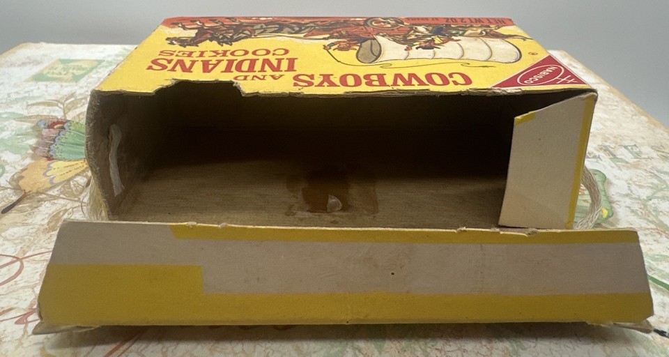 VINTAGE COWBOYS & INDIANS COOKIES BOX NABISCO CRACKER STAGECOACH NATIVE ...