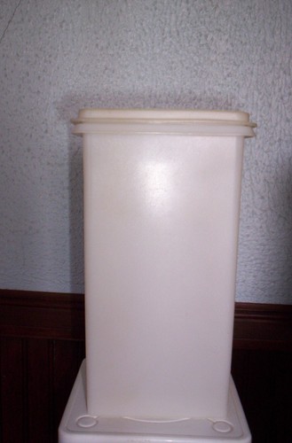 Vintage White Tupperware Square Cracker Keeper #1314-4 & Seal #1315-4 ...