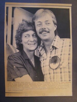 AP Wire Press Photo 1985 Gary Dotson with his mom Barbara Freed | eBay