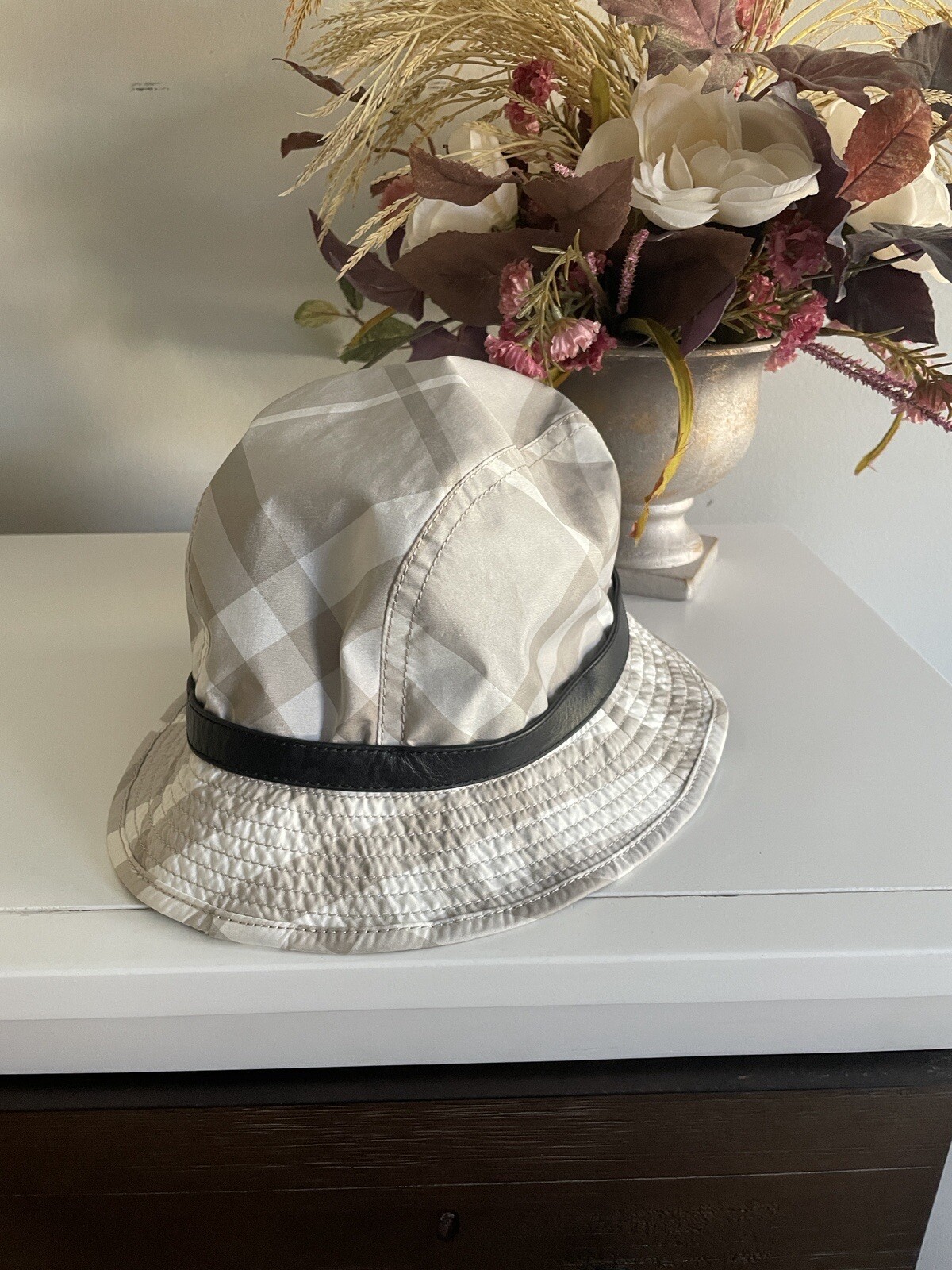 Burberry hat . great Condition. size M - Gem