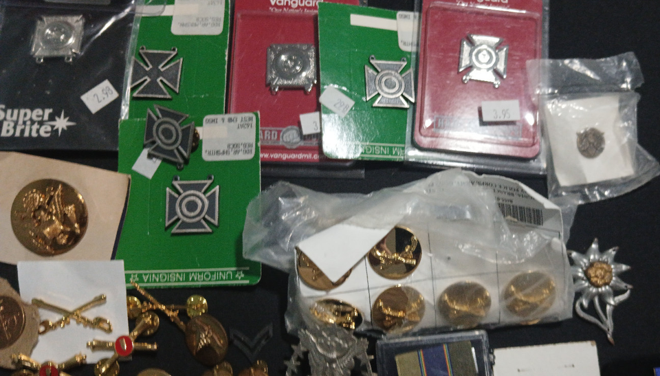 Genuine U.S. Military Medals, Pins, Rank, Badges - Large Lot | eBay