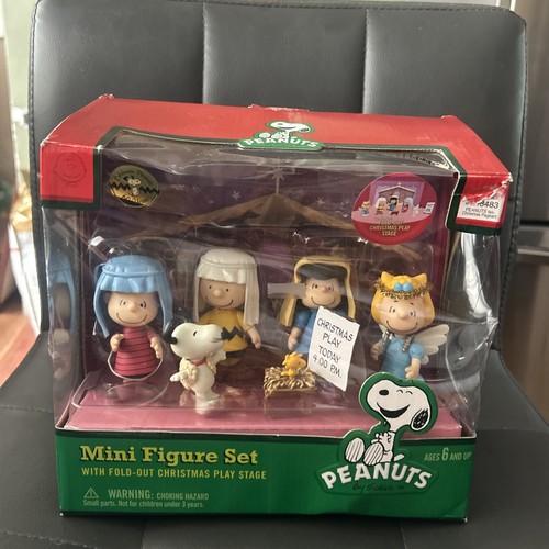PEANUTS MINI FIGURE NATIVITY SET WITH FOLD-OUT CHRISTMAS PLAY STAGE ...