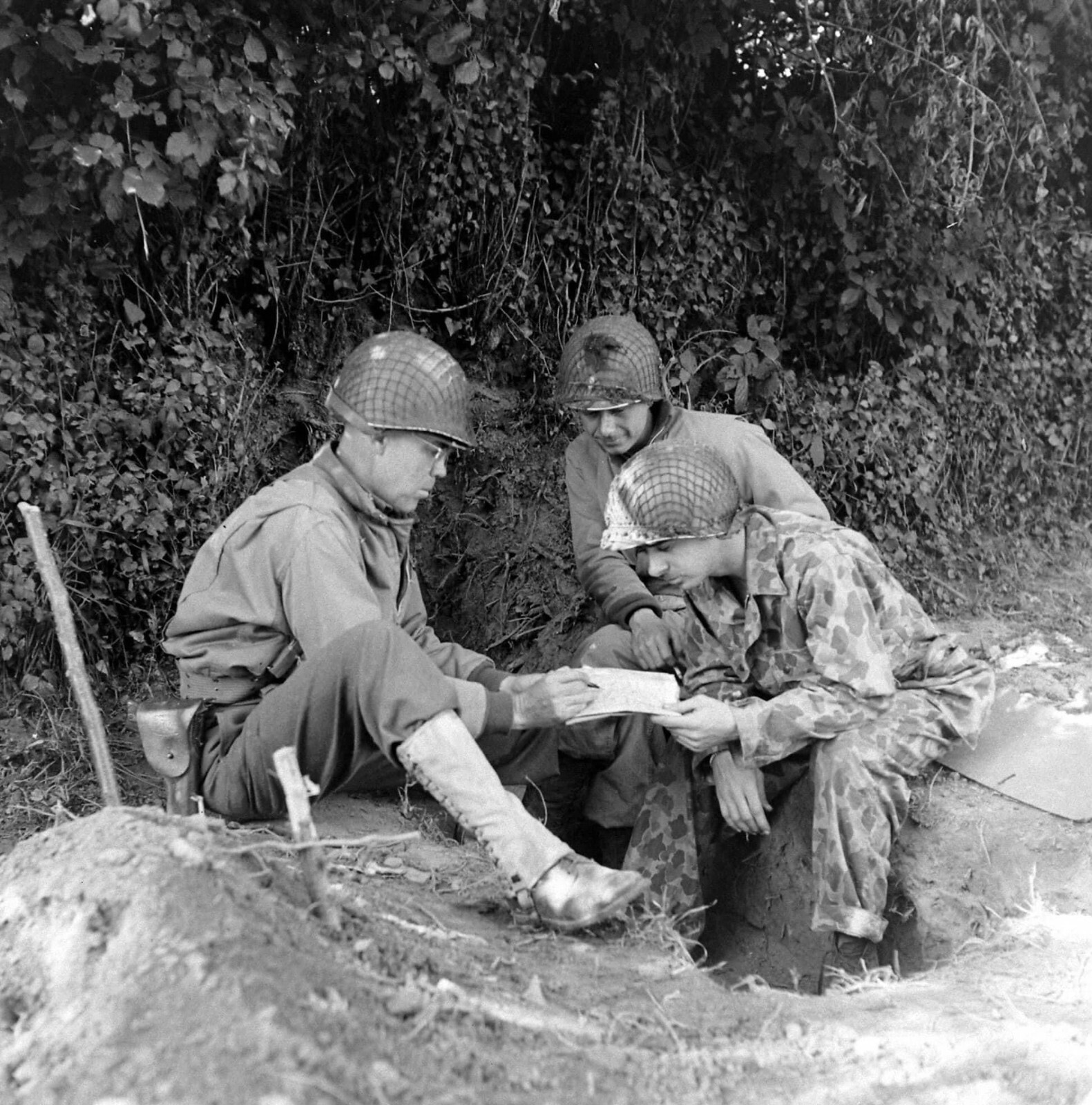 WW2 WWII Photo World War Two / US Army Soldiers in Action Normandy July ...