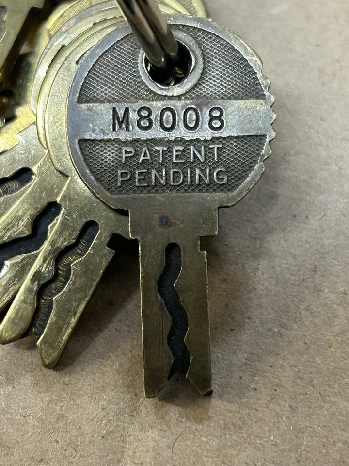 Lot of 12 VINTAGE Old Slot Machine Keys or GUM gumball vendor some ...