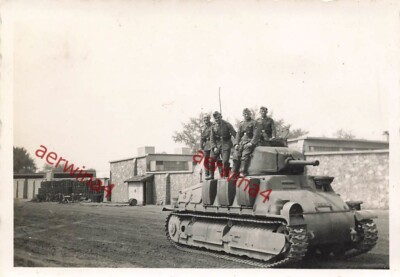 Deutsche Soldaten auf Franz. Panzer SOMUA S35 Bereitstellung Paris ...