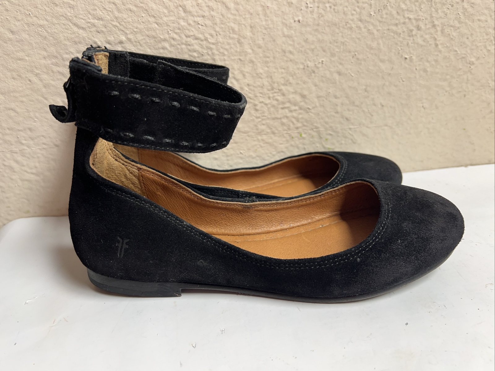 Frye Women's Carson Flat Size 6 Ankle Strap Ballet Shoe Black Suede ...