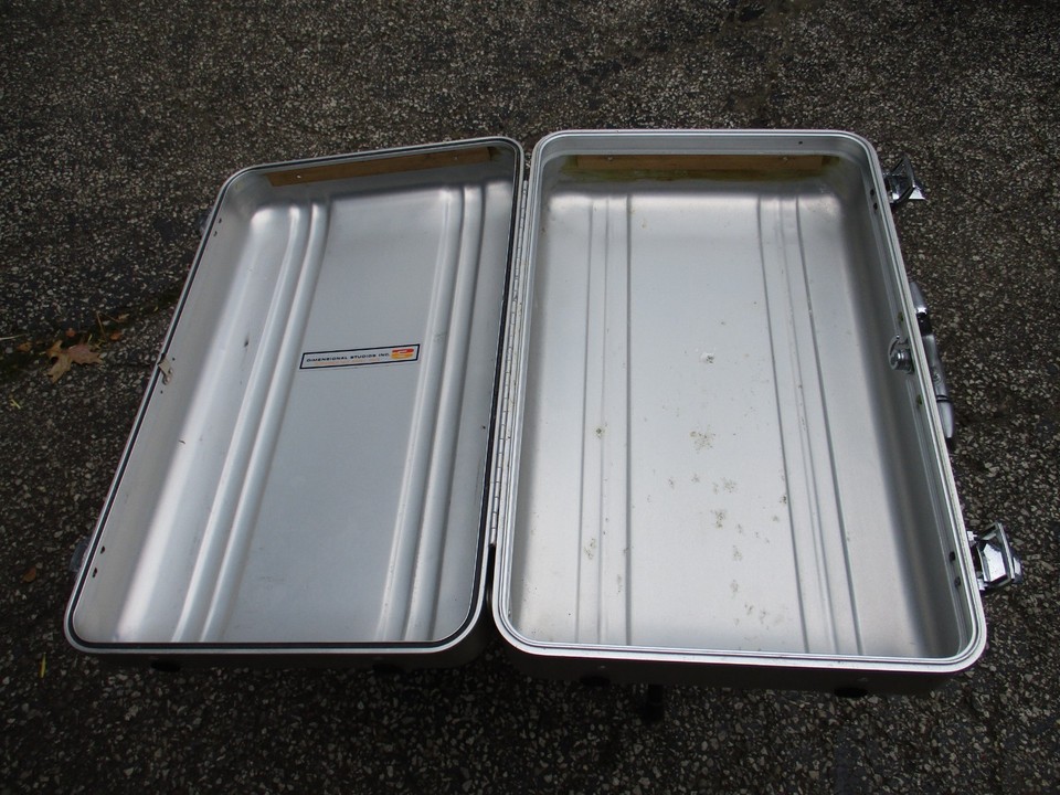Zero Halliburton Aluminum Briefcase/luggage Unlocked 21x13x7 Free ...