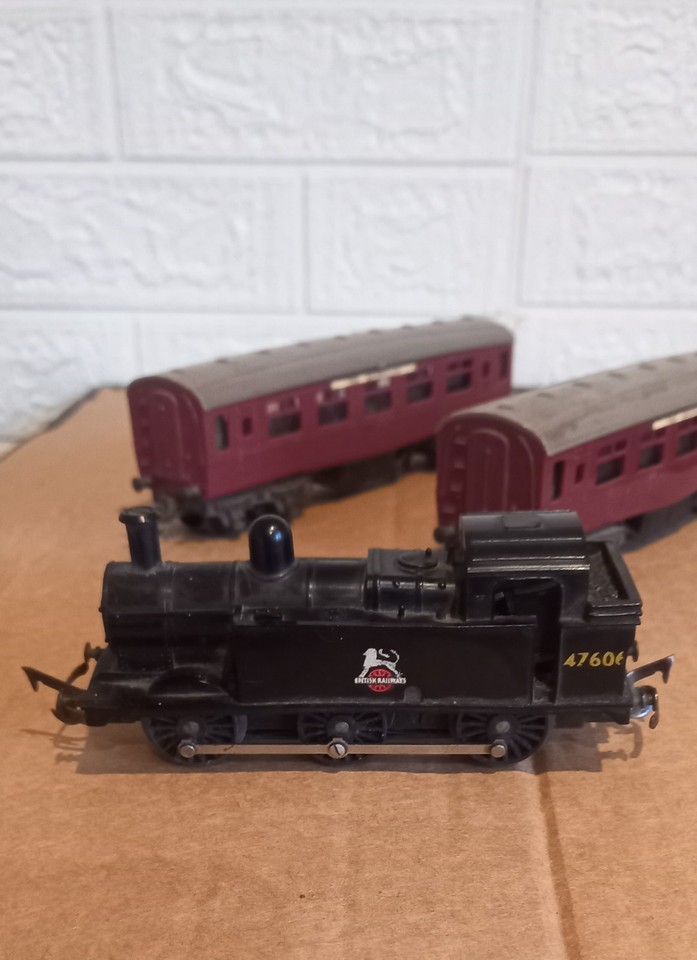 TRIANG HORNBY R52 LOCOMOTIVE 47606 + Carriages UNTESTED | eBay UK