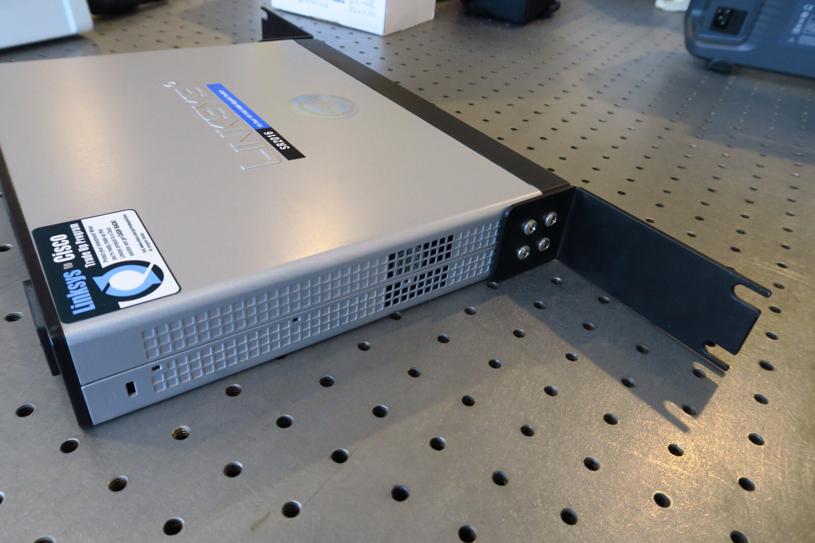 Linksys Cisco SR2016 - 16 Port Gigabit Ethernet Switch Rack mount ...