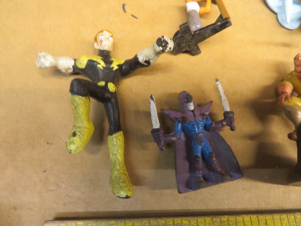 ACTION FIGURE GROUP 7 SPONGEBOB, WWE CARLITO, POKEMAN BEE, SANTO HOMIE ...