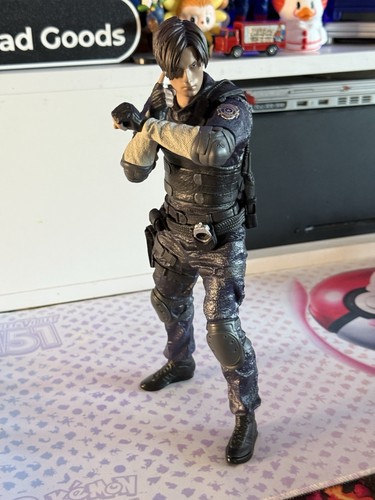 Resident Evil 2 Remake Collector's Edition Leon S. Kennedy Statue ...