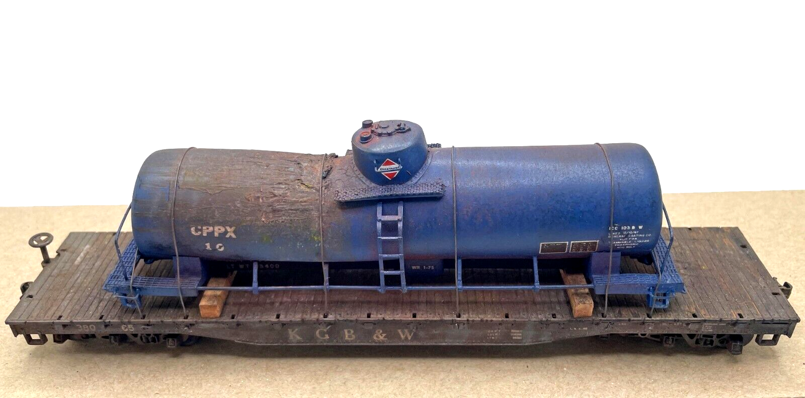 HO AHM 50' HEAVY DUTY FLAT CAR WITH TANK CAR LOAD KGB&W 38065 WEATHERED ...