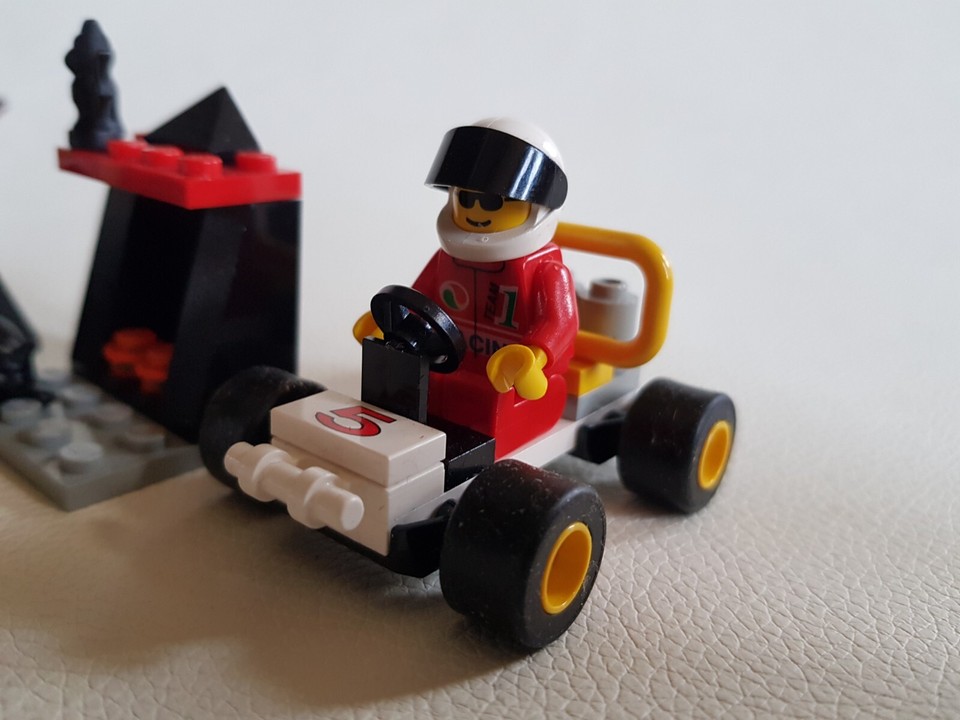 Lego 1997 lot 2872 Witch & Fireplace 2847 UFO Flyer 1760 Go-Kart 6406 ...