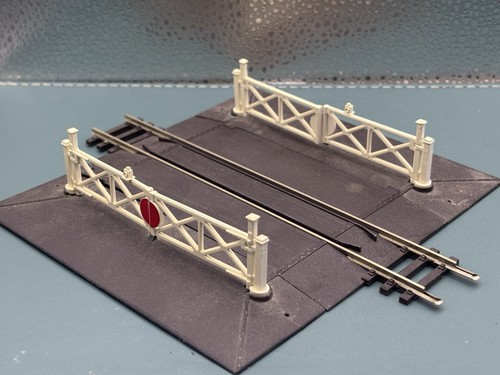 Peco OO Gauge Level Crossing With Track Piece | eBay