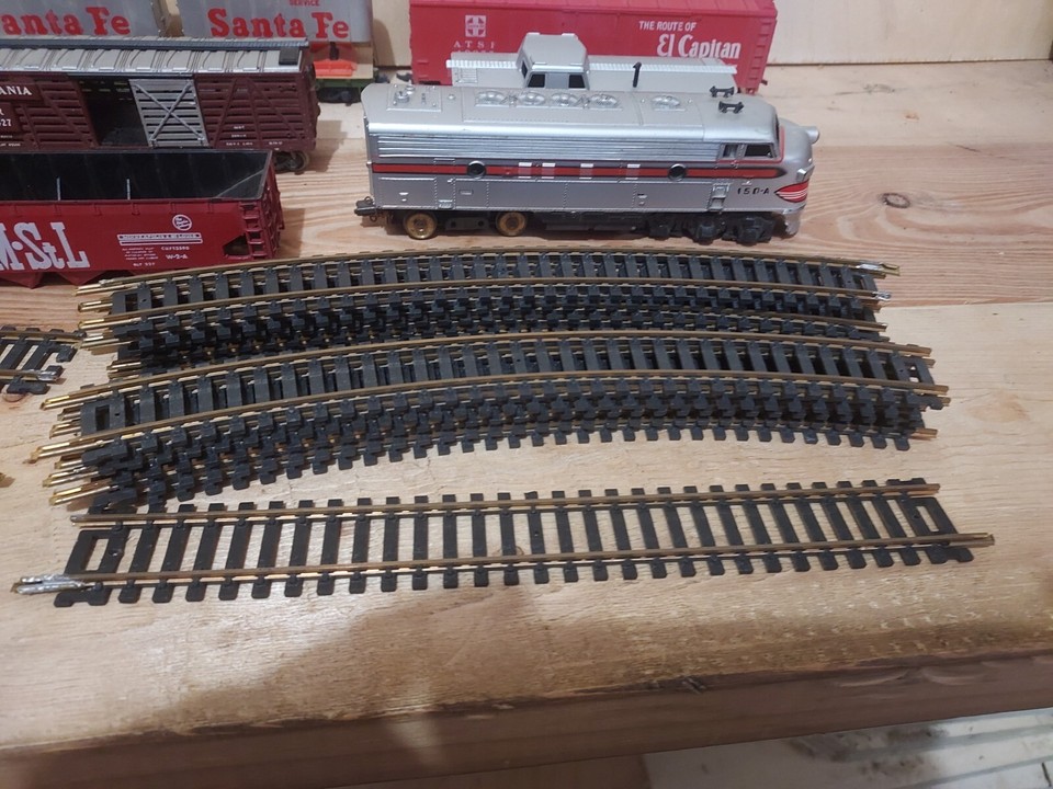 LOT OF 5 HO SCALE TRAIN CARS & 1 ENGINE, TYCO POWER SUPPLY & 14 PIECES ...