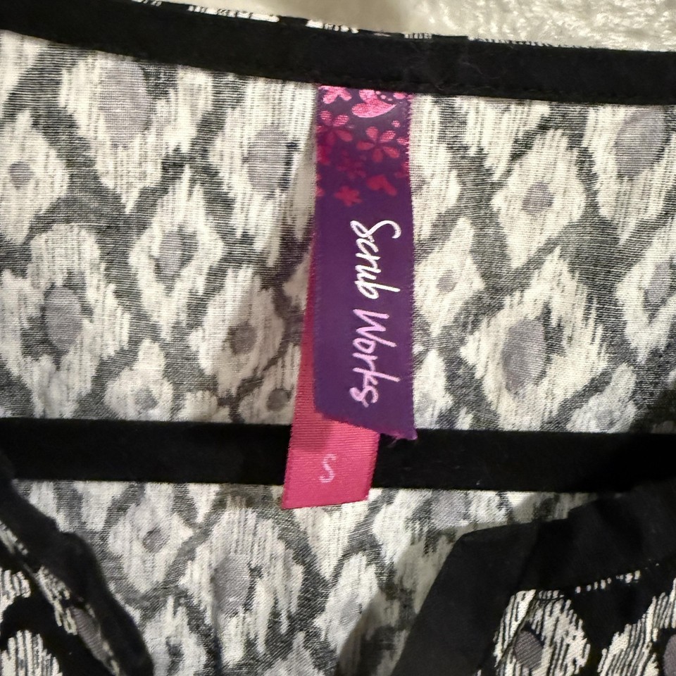 Scrub Works Scrub Top Womens Small Black White Ikat Print Pockets V ...