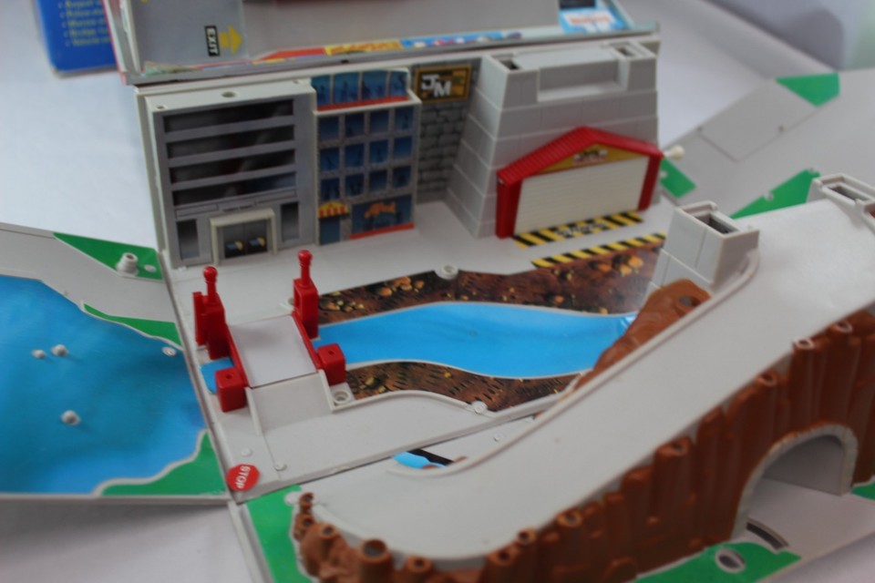 Micro Machines Toolbox SUPER CITY Vintage Playset 1988 Galoob Near ...