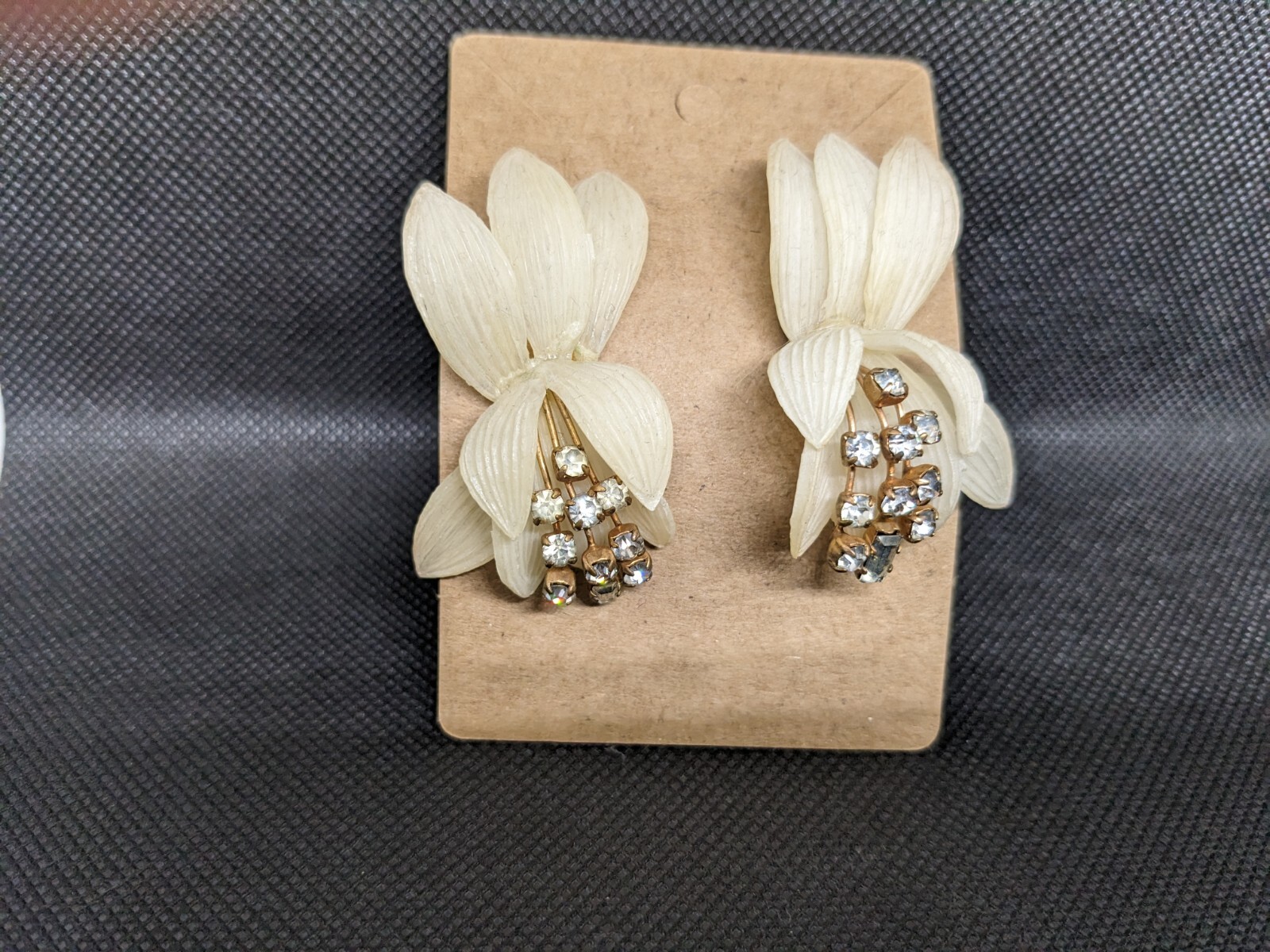 Vintage Large Lucite Plastic Ivory Flower Clip Earrin… - Gem