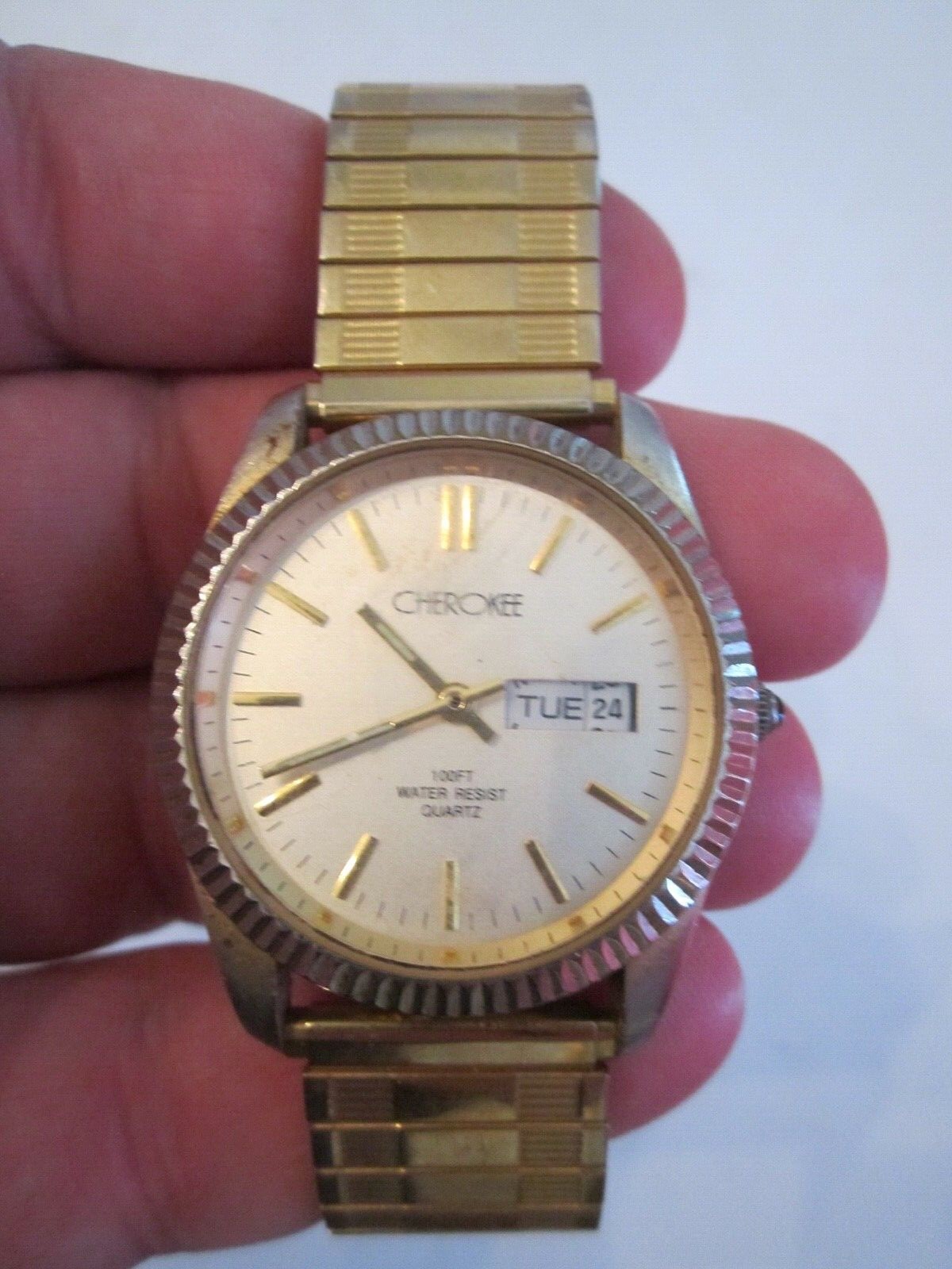 VINTAGE MEN'S CHEROKEE DAY DATE WATCH - QUARTZ - FLUTED BEZEL - BBA18 ...