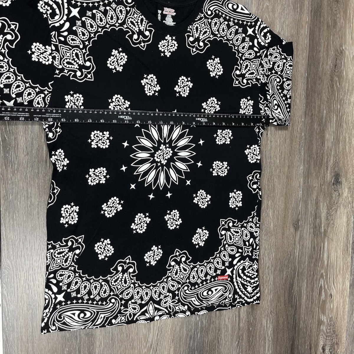 Supreme Hanes Bandana Tagless Tees Size Large Black FW22 Supreme Hanes Bandana Tagless Tees Size Large Black FW22