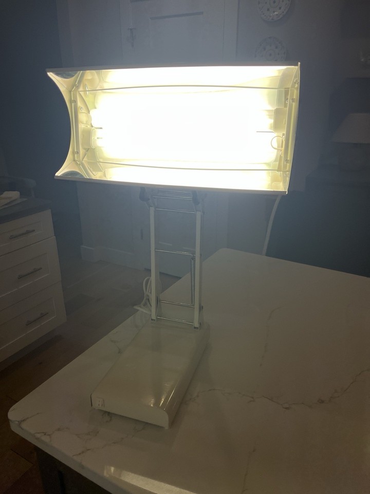 SADeLITE by Northern Lights Technologies Light Therapy Desk Lamp ...
