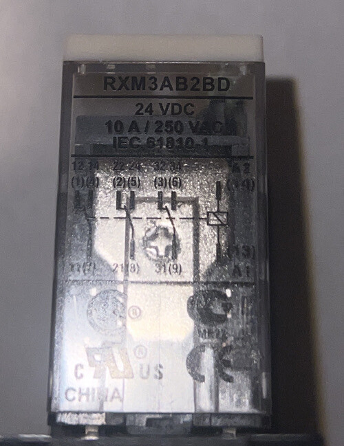 NEW NO BOX SCHNEIDER ELECTRIC RELAY SOCKET RXZE2S111M AND RXM3AB2BD ...