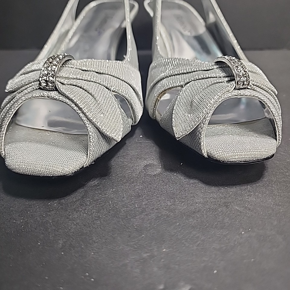 J RENEE SLADER 9 FABRIC SHIMMERY SILVER KITTEN HEEL PUMPS SLING BACK ...