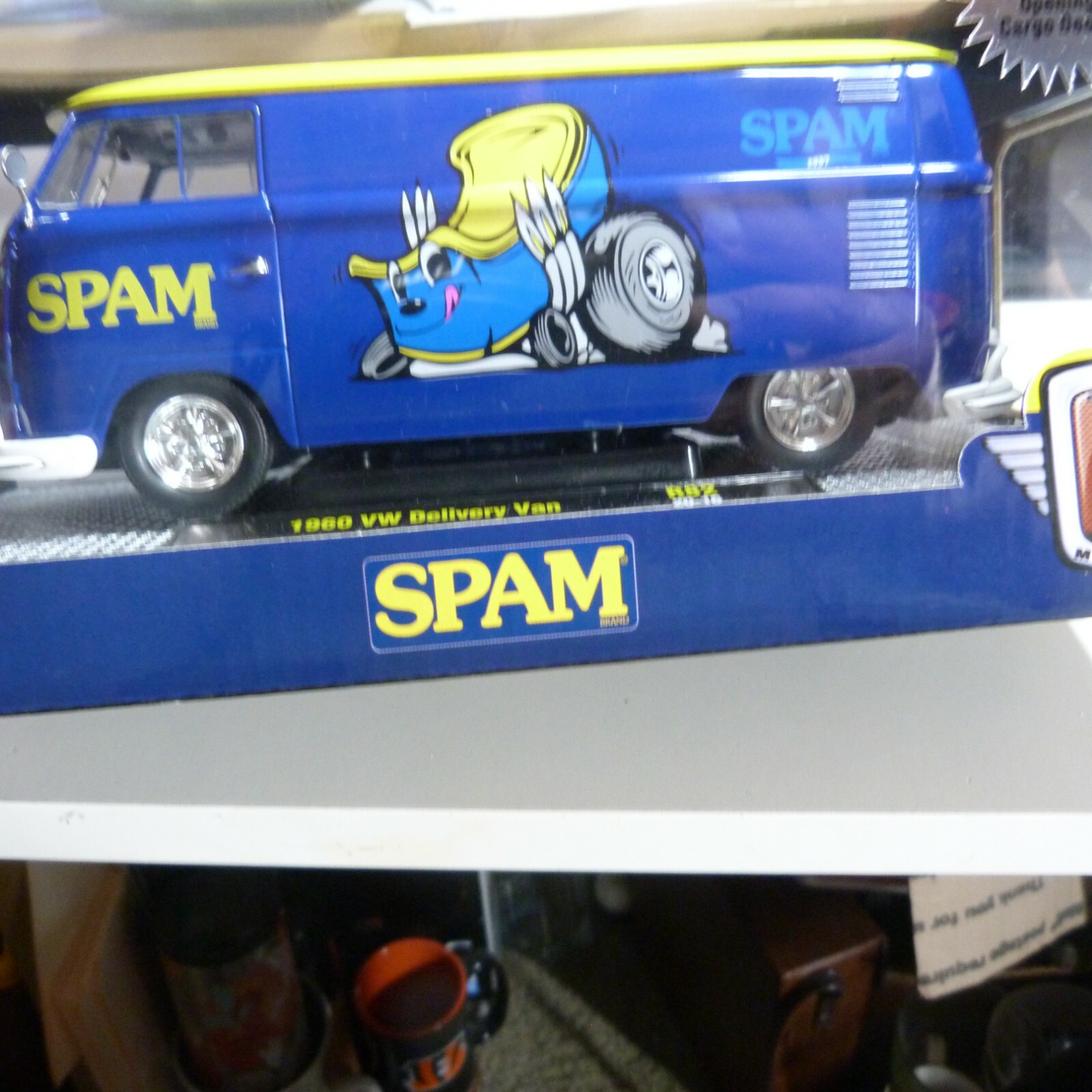 M2 Machines 1:24 Scale SPAM 1960 VW Delivery Van R82 : Opening Cargo ...