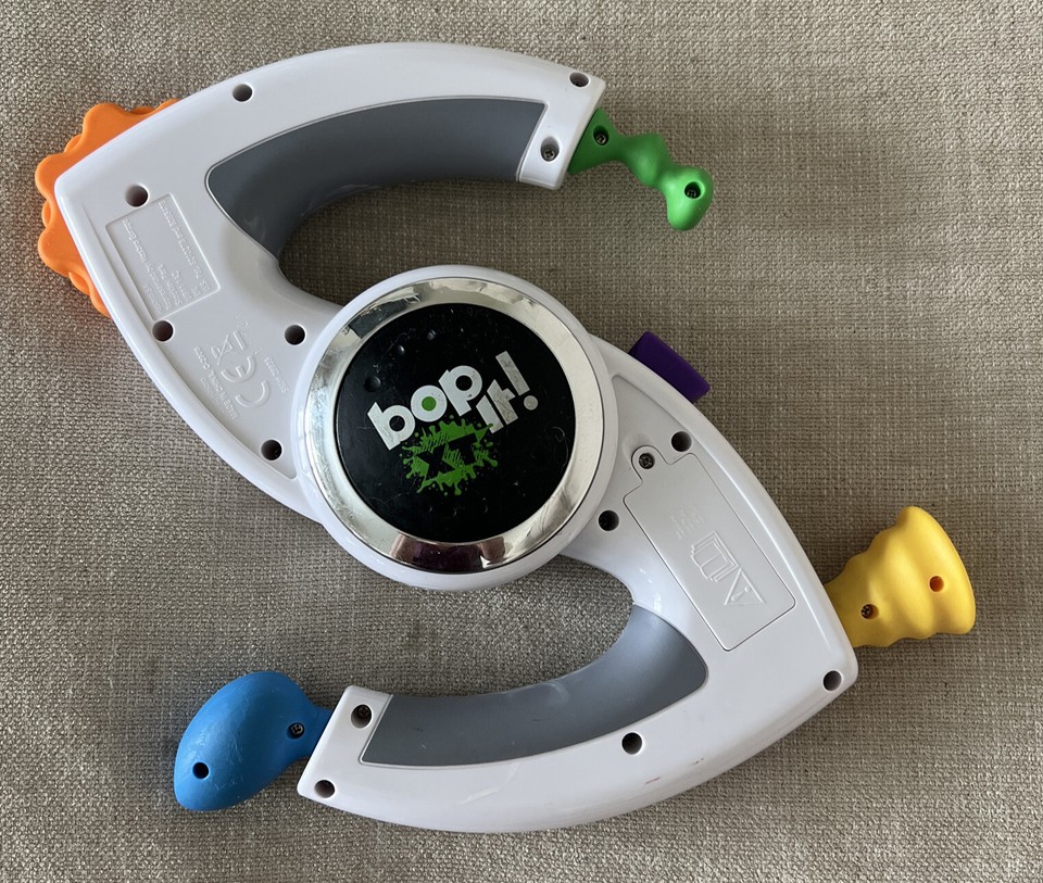 Bop It XT Extreme Handheld Electronic Hasbro 2010 Game White Tested ...