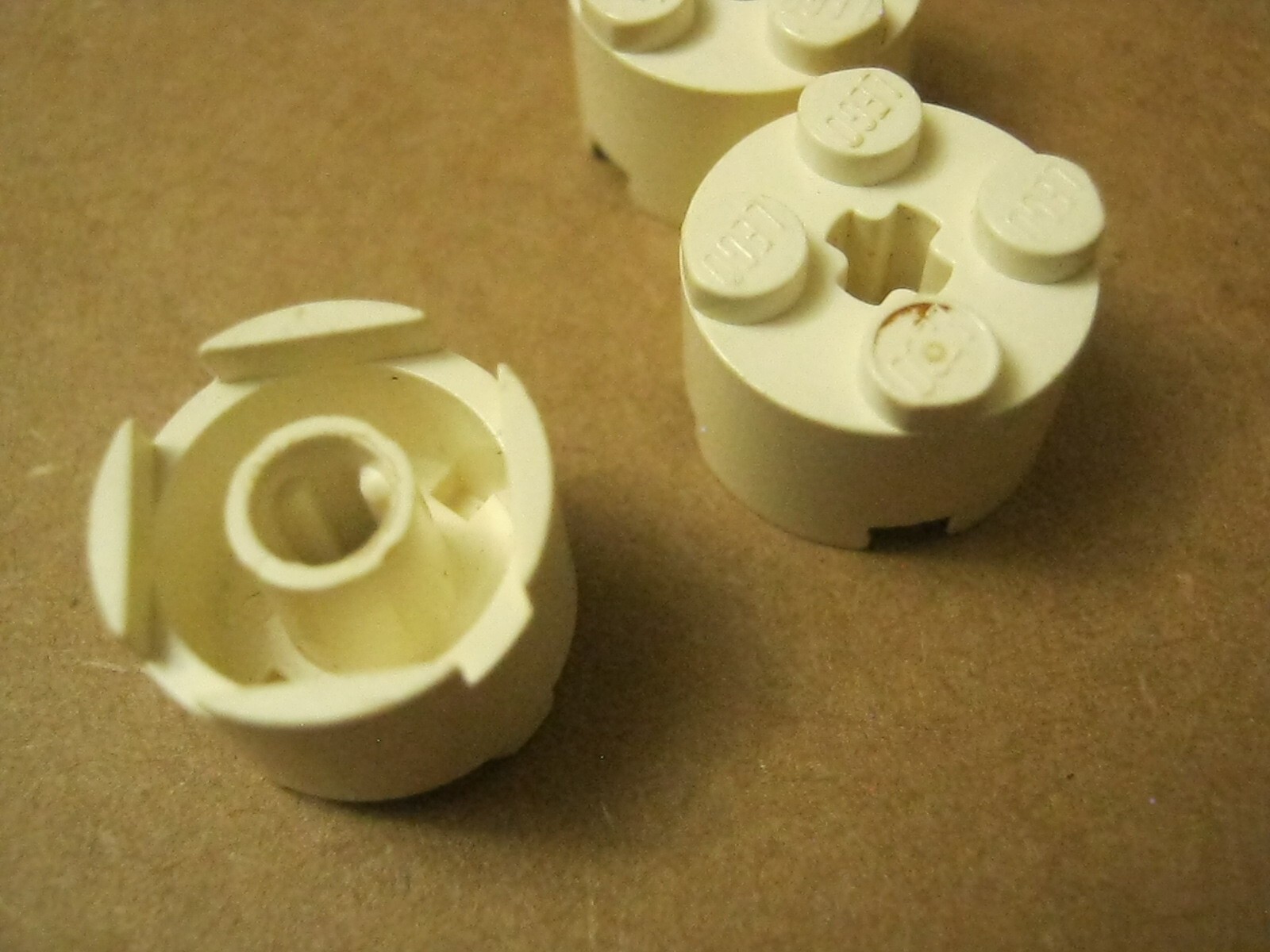 Lego Lot Of 7 Old White 2x2 Round Bricks, Axle Hole, No Supports, 3941 ...