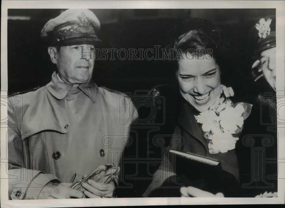 1951 Press Photo Mrs Douglas MacArthur Smiling as She Signs Autograph ...