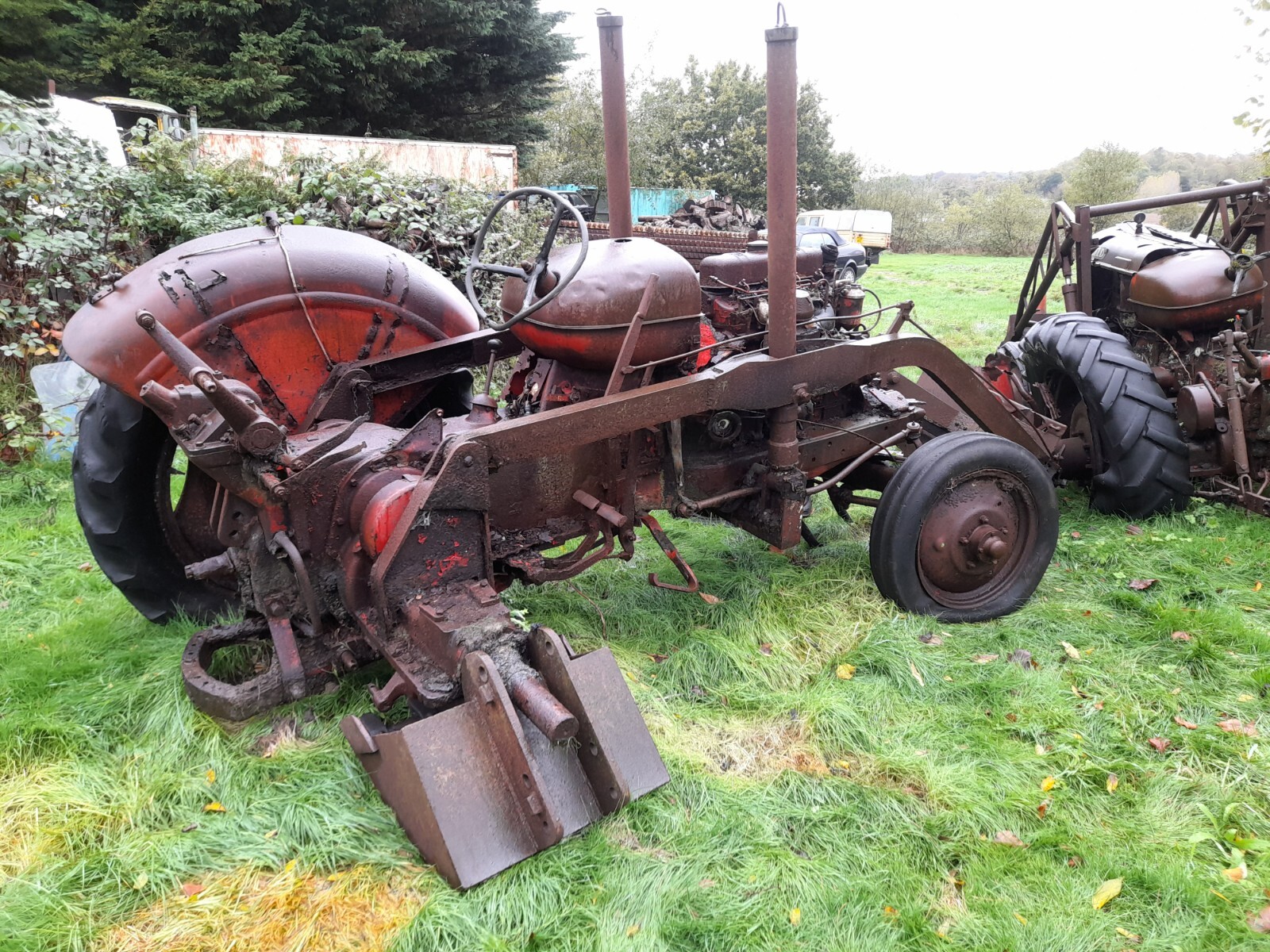 NUFFIELD DIESEL TRACTOR HULK / REMAINS FOR SPARES (PRICE FOR LOADER ...