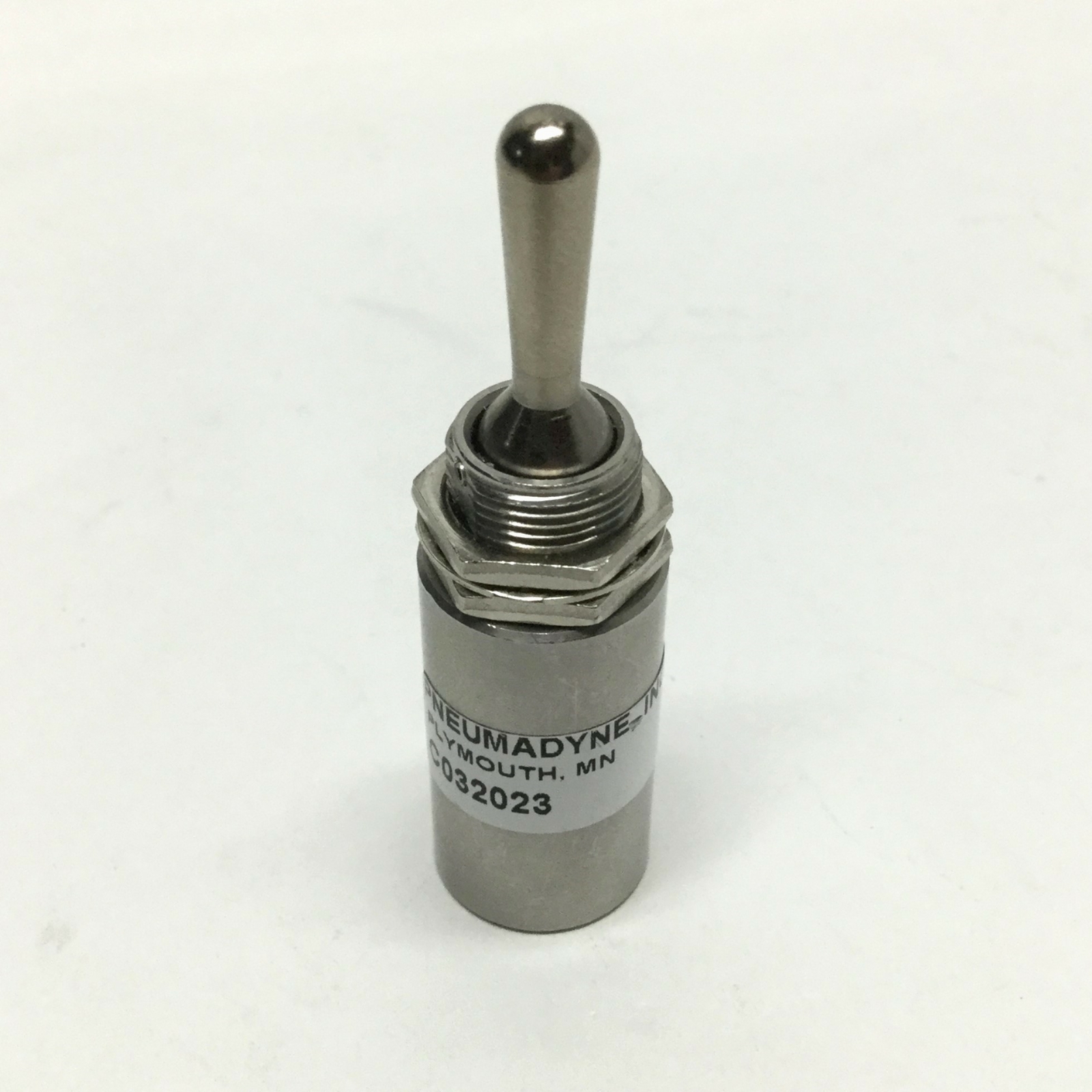 Pneumadyne C032023 Stainless Momentary Toggle Valve, 3-Way NC, 10-32 ...
