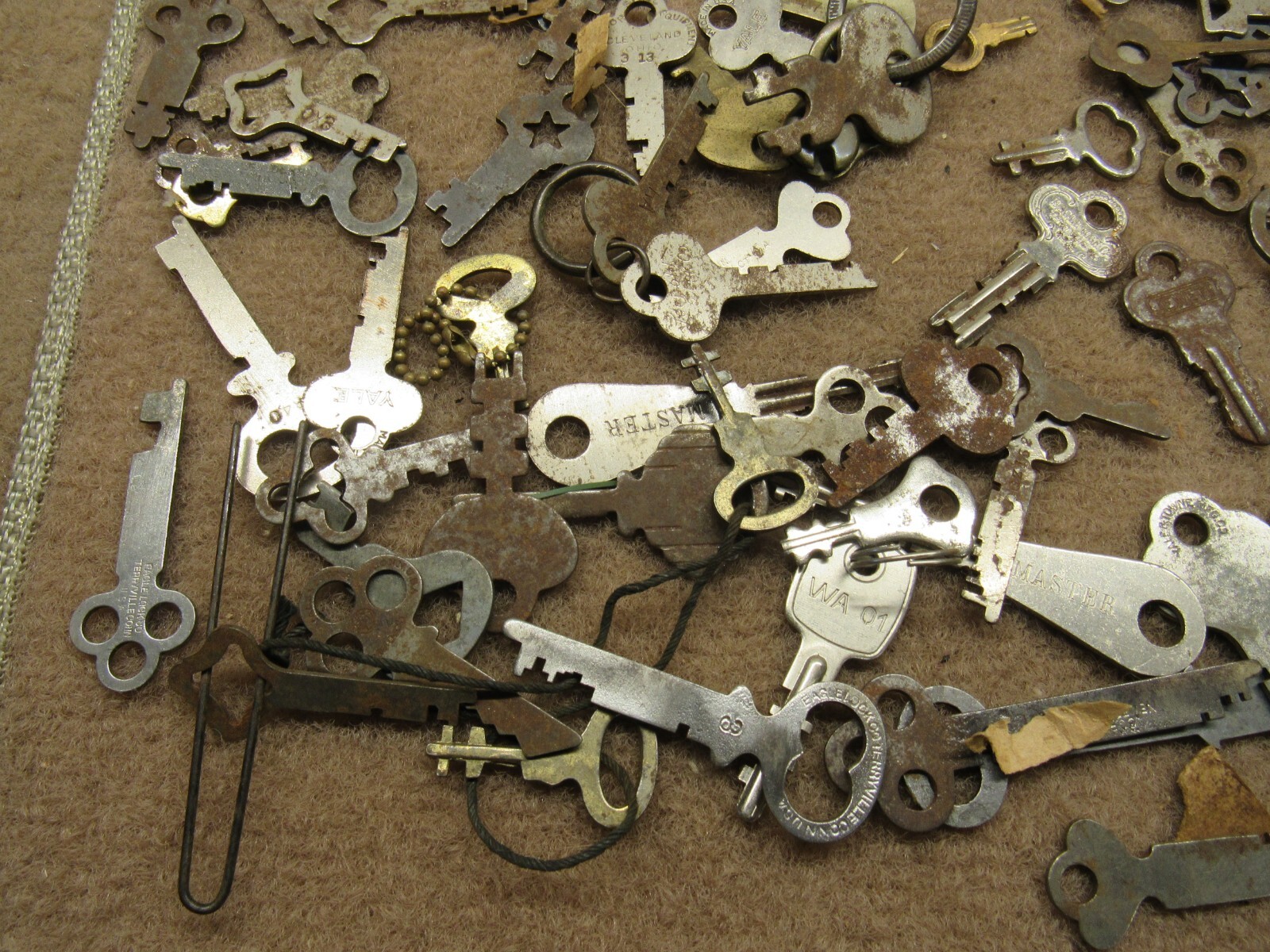 Lot of 165 VINTAGE Various Antique FLAT KEYS EAGLE CORBIN YALE AND MORE ...