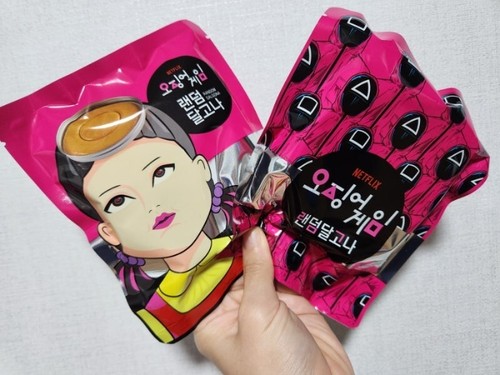 Netflix Squid Game 2packs DALGONA Candy Korea Young Hee, Frontman ...