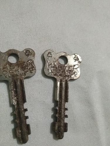 ANTIQUE RARE MASTER LOCK CO. CLOVER LEAF Silver Skelton? Chest KEYS 2 ...