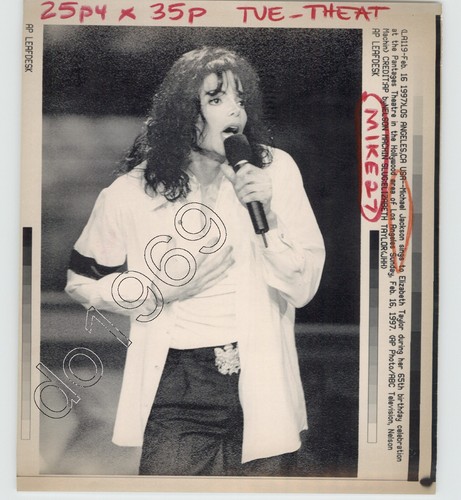 MICHAEL JACKSON Sings to LIZ TAYLOR 65th Birthday 1997 Press LaserPhoto ...