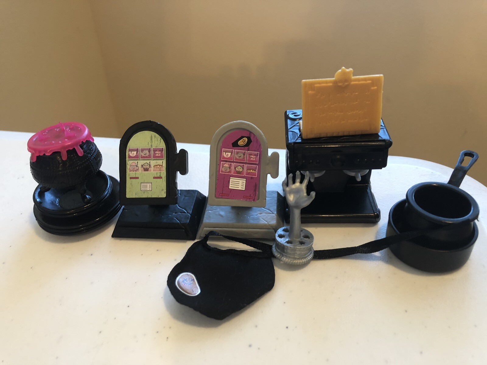 MONSTER HIGH CAFETERIA SET WITH APRON #22 | eBay