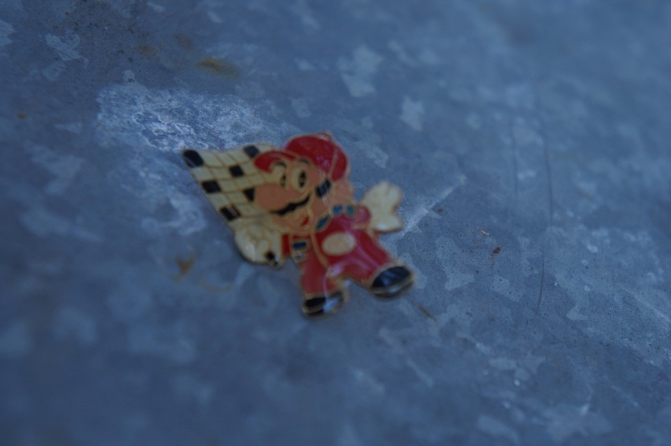 Vintage 1988 NES MARIO PIN - RACING FLAG. SMALL. GOOD SHAPE. NO CLASP ...