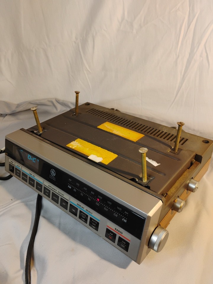 VINTAGE GENERAL ELECTRIC GE SPACEMAKER CLOCK RADIO 7-4220A, UNDER CAB ...