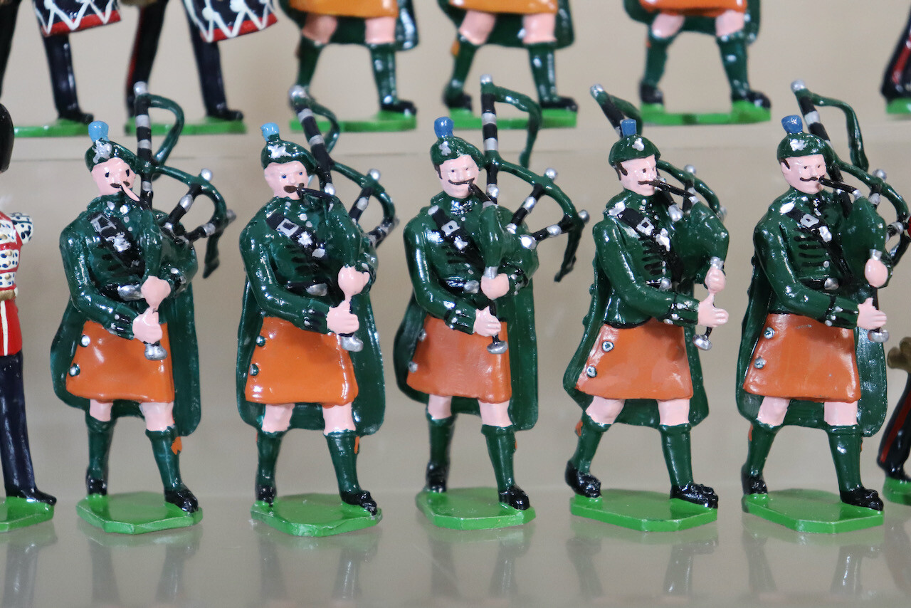 DUCAL IRISH GUARDS BUGLE PIPES & DRUMS MARCHING BAND TROOPING the ...