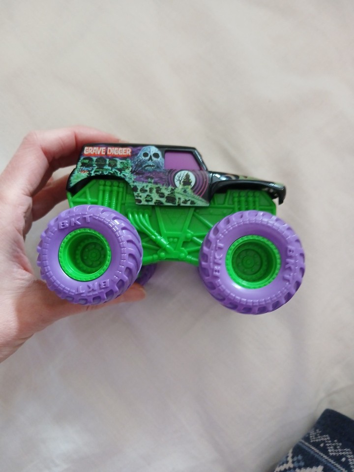 Spin Master Grave Digger Monster Jam Green Purple Wheels Noisy Monster ...