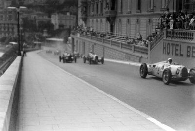 Rudolf Hasse, Auto Union C, leads the field up the hill 1937 Racing Old ...