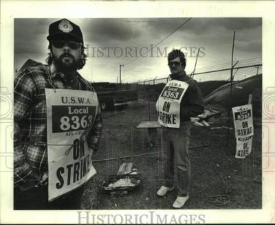 1986 Press Photo Employees during strike at Murphy Oil Refinery in ...