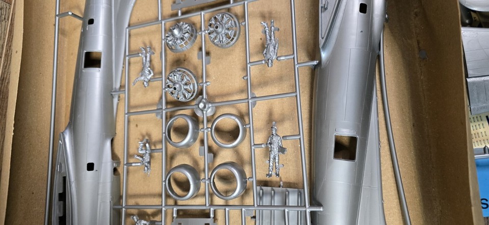 Monogram #5600 B-17G Flying Fortress 1:48 Scale Model Plane Open Box ...