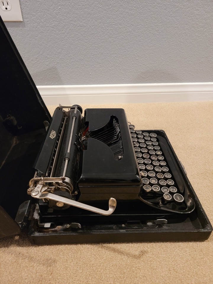 Vintage 1940s Royal Model O Portable Typewriter in Case with Extra ...