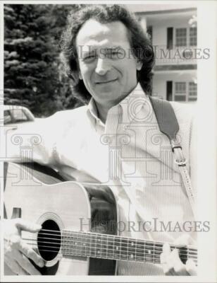 1989 Press Photo Rick Robbins of Great Barrington plays guitar ...