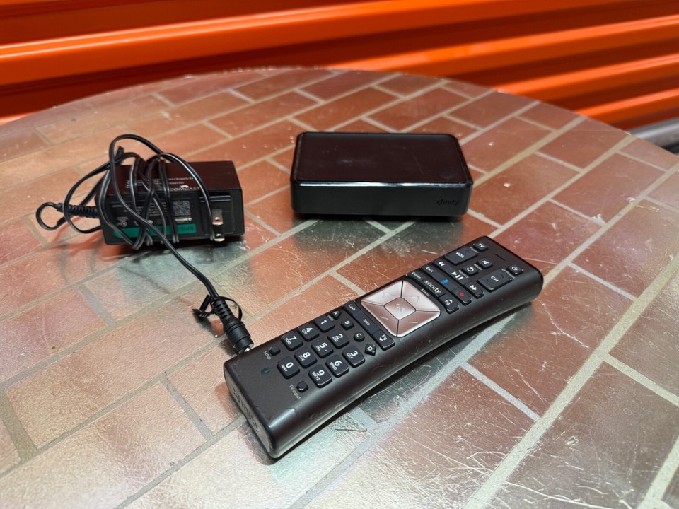 Xfinity XiD-C Comcast Top Cable TV Box w Adapter & XR11 Remote CXD01ANI ...