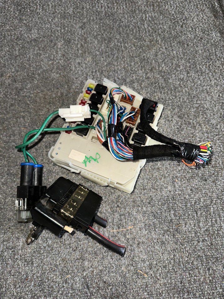 2005 Nissan Armada IPDM with Battery terminal fuse block | eBay